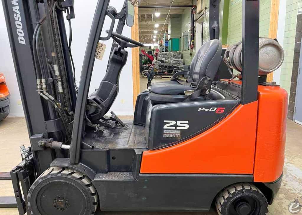 2012 LP Gas Doosan GC25E-5 Cushion Tire 4 Wheel Sit Down (Indoor Warehouse)