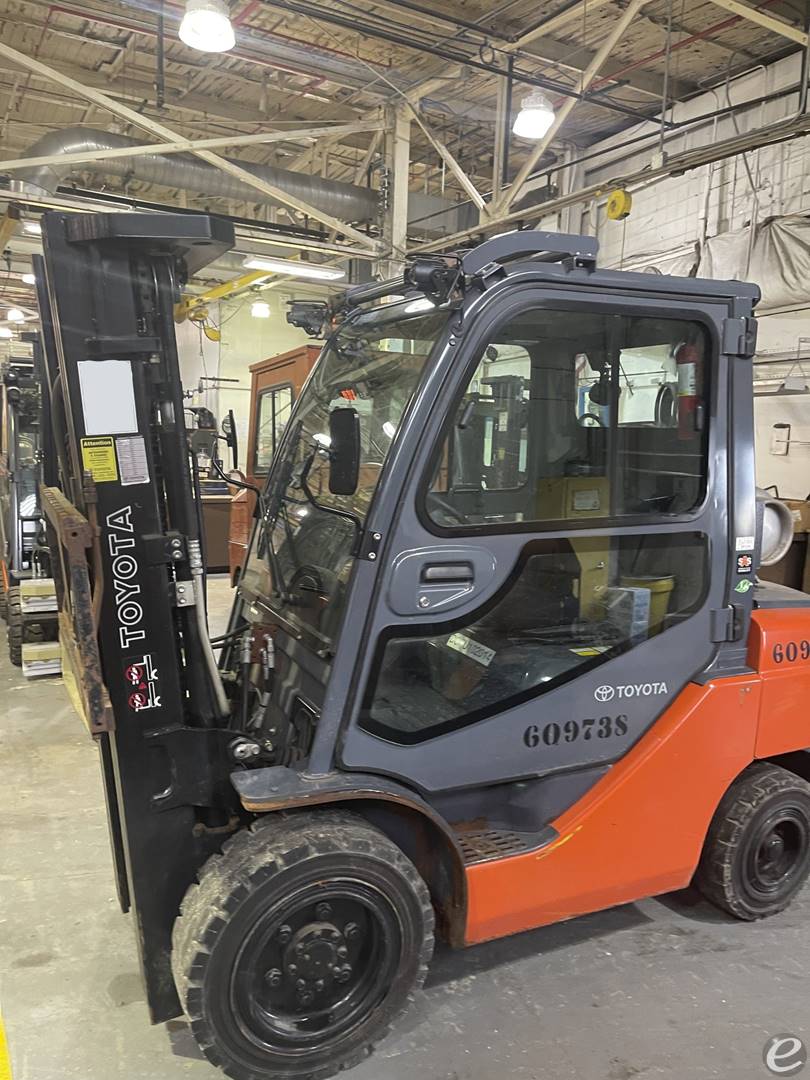 2014 LP Gas Toyota 8FGU30 Pneumatic Tire 4 Wheel Sit Down