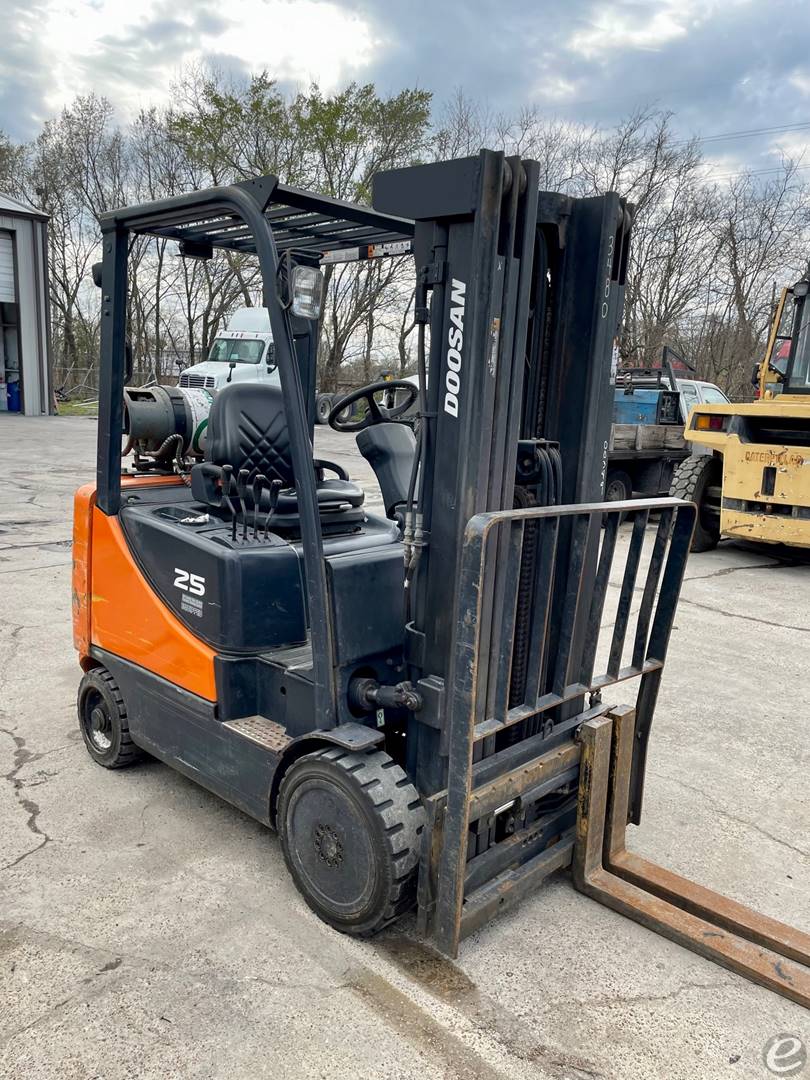 2012 LP Gas Doosan GC25P-5 Cushion Tire 4 Wheel Sit Down (Indoor Warehouse)