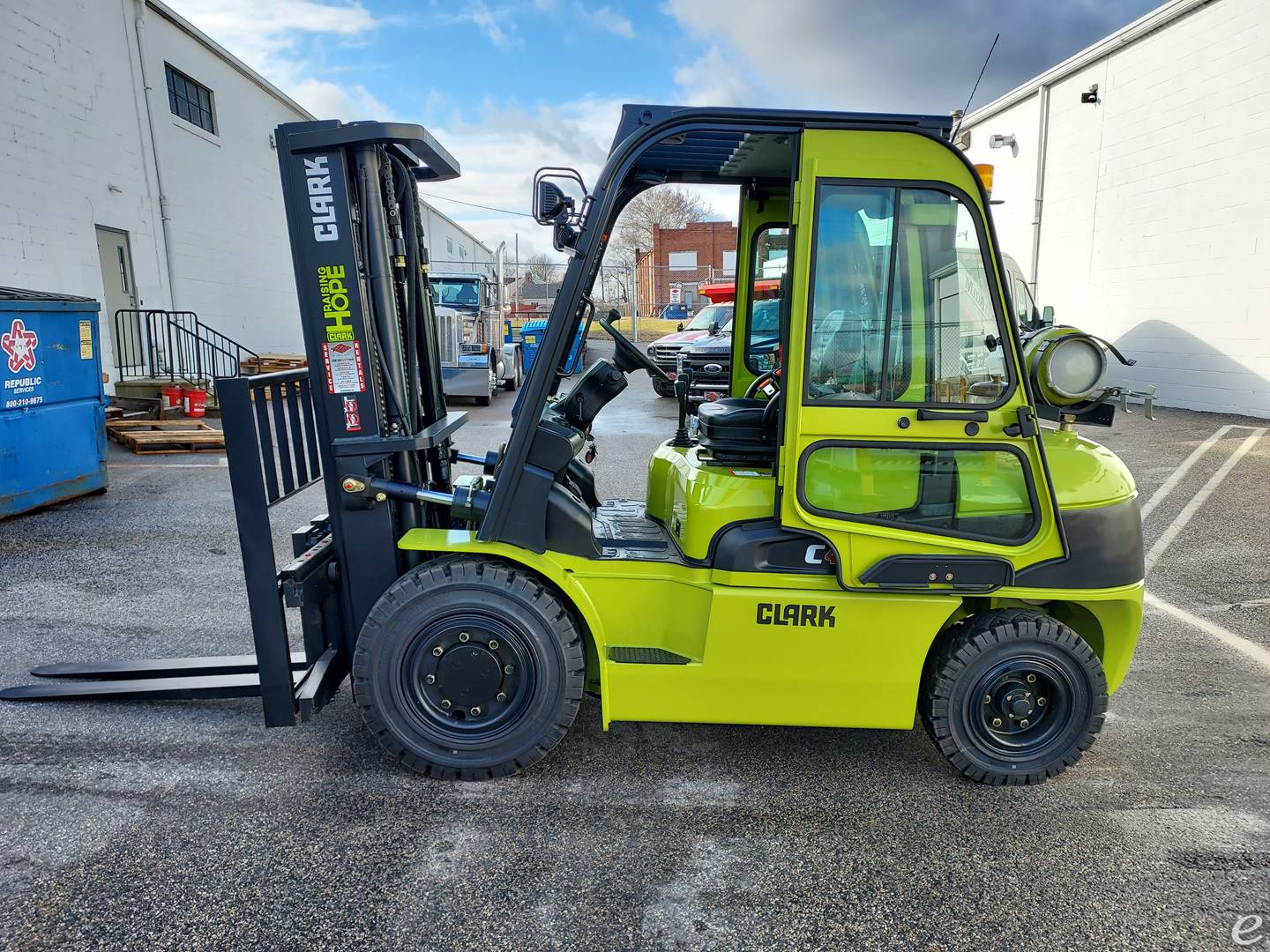 2022 LP Gas Clark Pneumatic Tire 4 Wheel Sit Down | Eliftruck