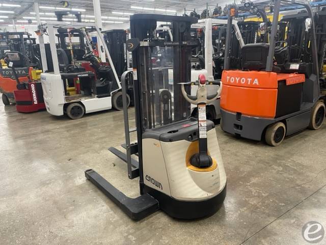 2015 Electric Crown Electric Walkie Straddle Stacker | Eliftruck