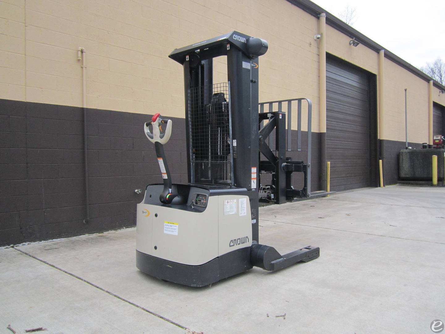 2016 Crown SHR5540-35 Electric Walkie Straddle Stacker Reach