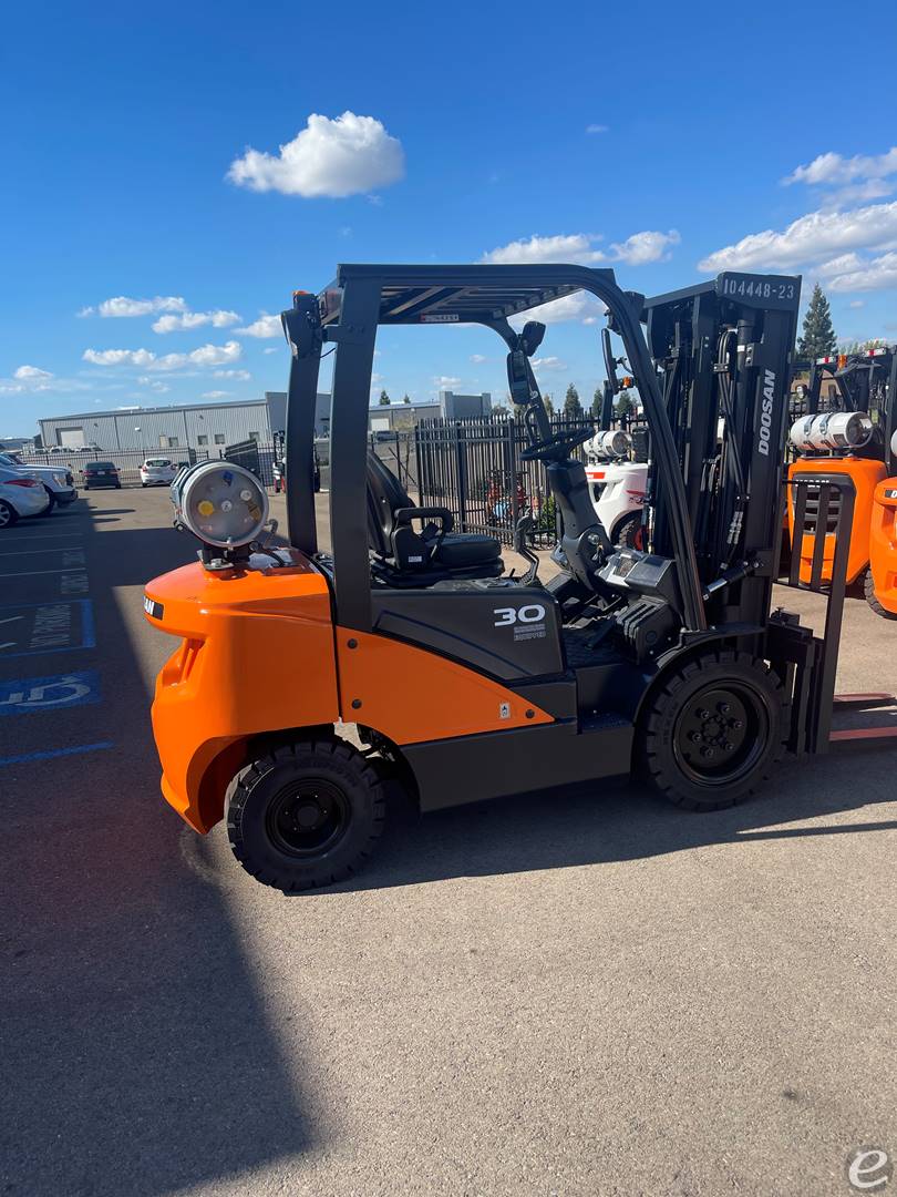 2024 LP Gas Doosan Pneumatic Tire 4 Wheel Sit Down | Eliftruck