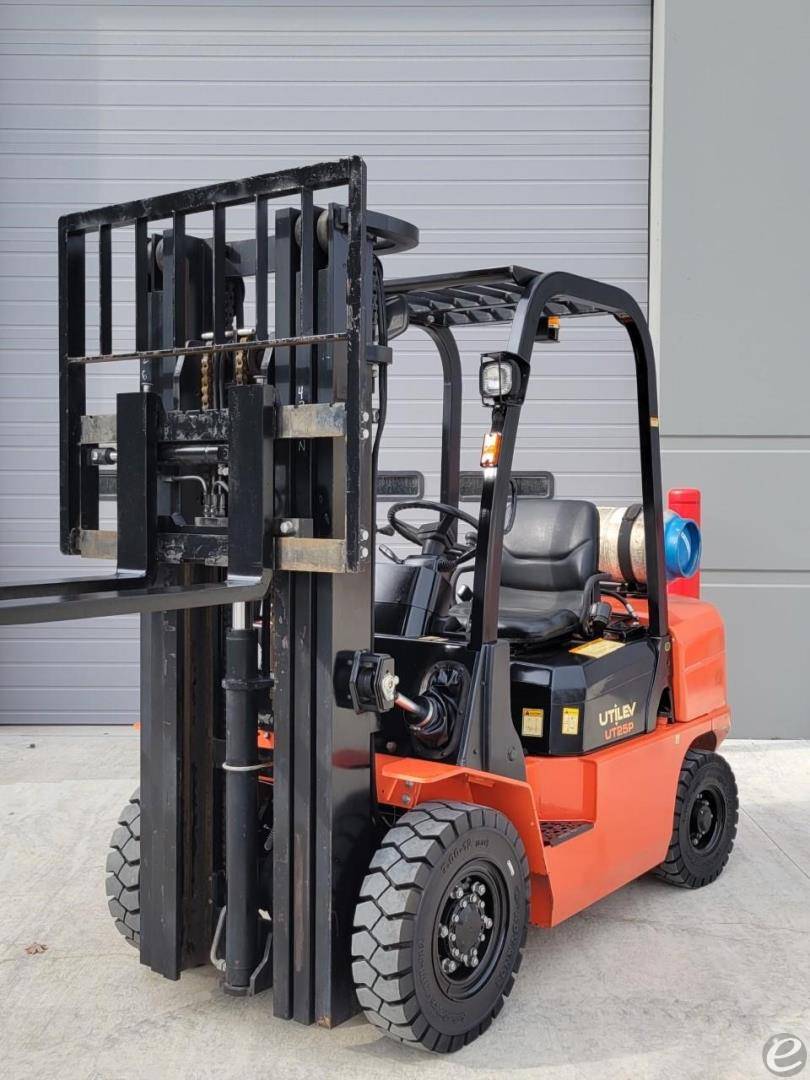 2015 Dual Fuel UTILEV UT25P Pneumatic Tire 4 Wheel Sit Down