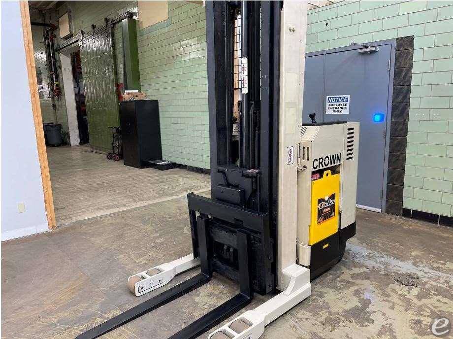 1995 Electric Crown Reach Trucks RR3020-45 - 123Forklift