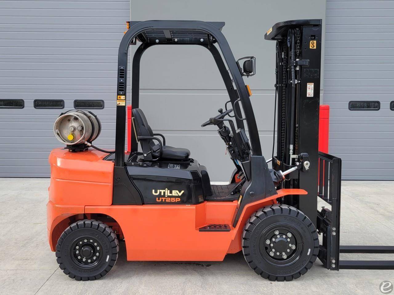 2015 Dual Fuel UTILEV UT25P Pneumatic Tire 4 Wheel Sit Down
