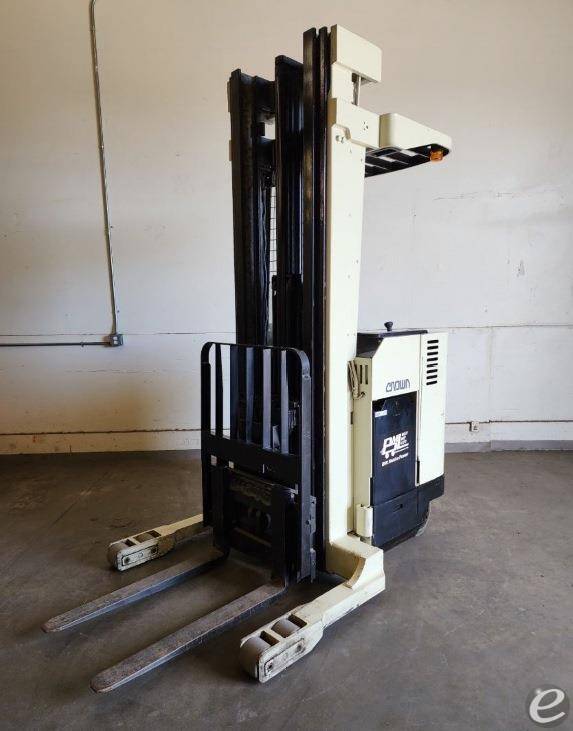 1993 Electric Crown Reach Trucks RR3020-35 - 123Forklift