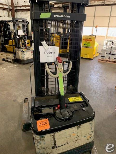 Electric Crown WS2000 Electric Walkie Straddle Stacker