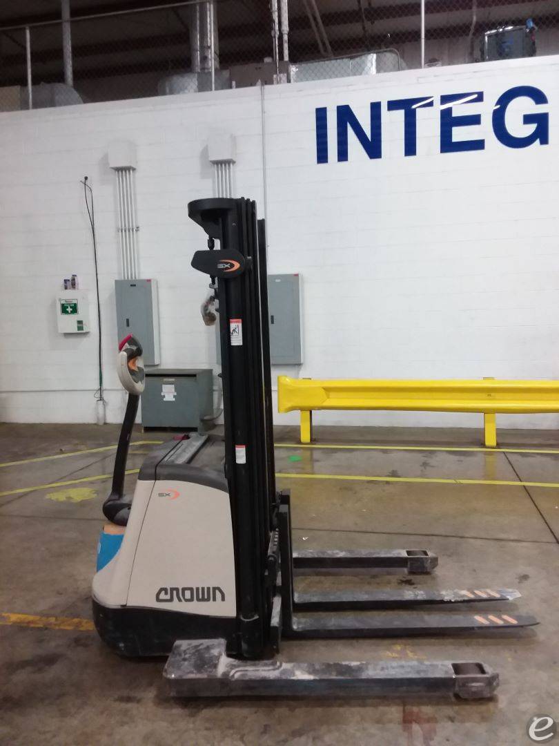 2013 Electric Crown SX3000-30 Electric Walkie Straddle Stacker