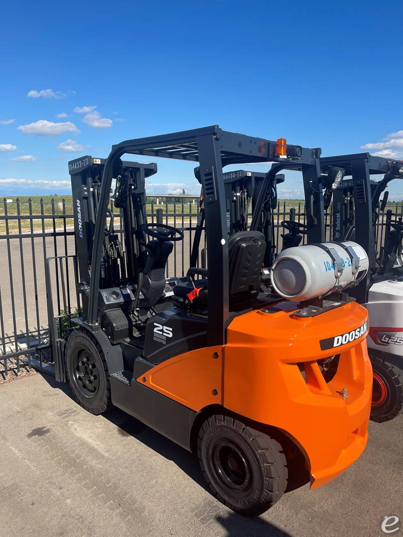 2024 LP Gas Doosan Pneumatic Tire 4 Wheel Sit Down | Eliftruck