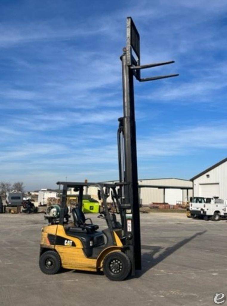 2010 LP Gas Cat 2P5000 Pneumatic Tire 4 Wheel Sit Down