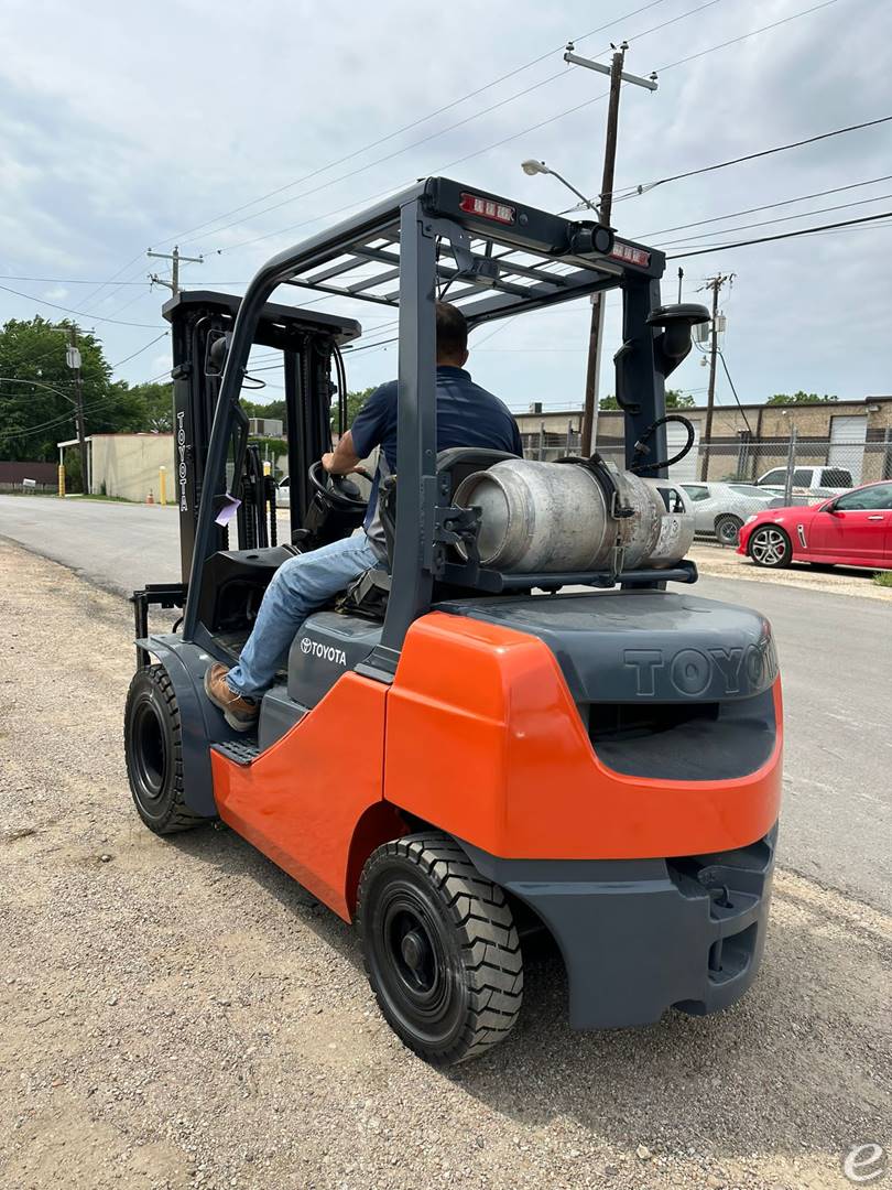 2010 LP Gas Toyota 8FGU25 Pneumatic Tire 4 Wheel Sit Down