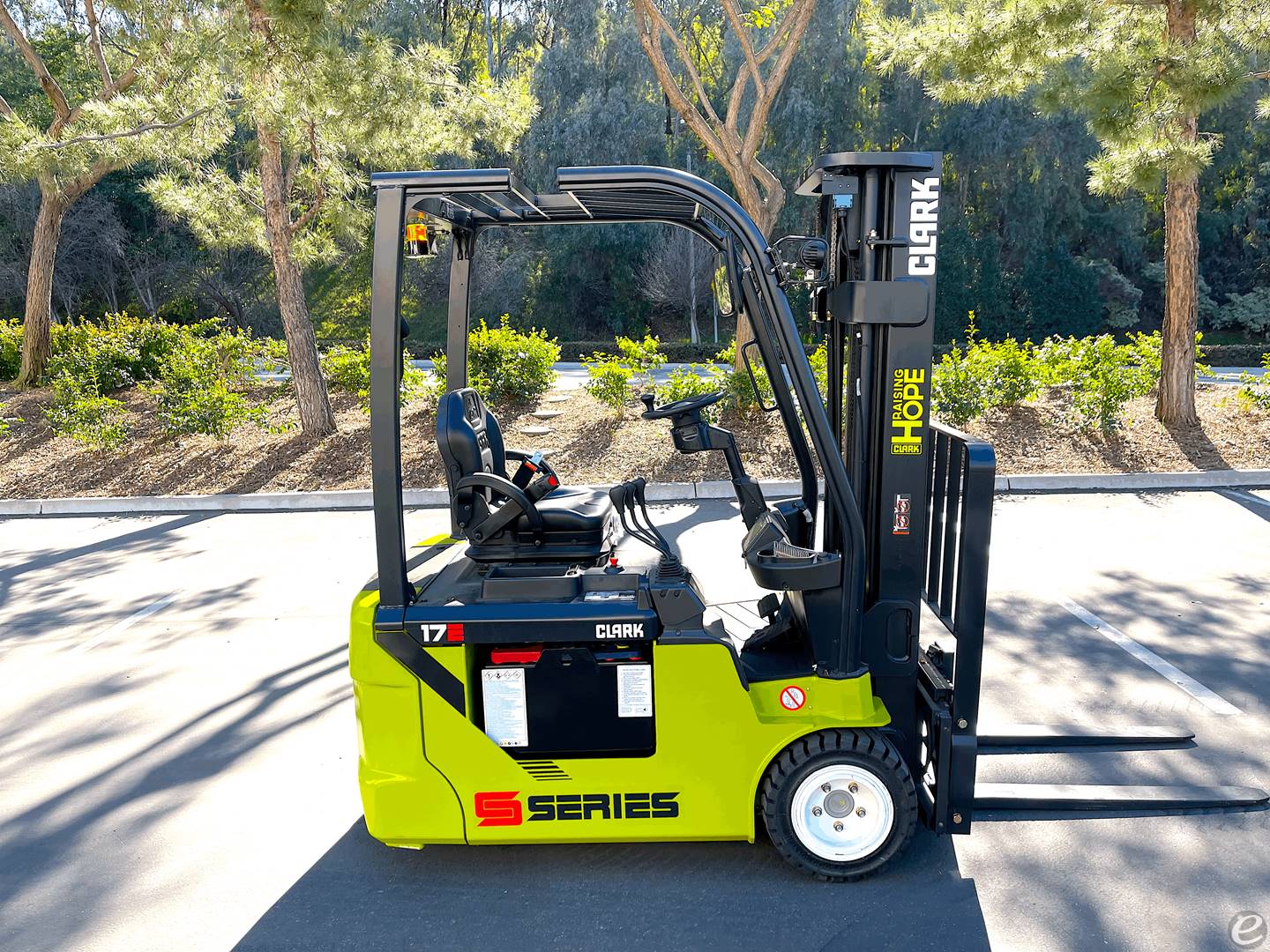 2022 Electric Clark Electric 3 Wheel Sit Down | Eliftruck