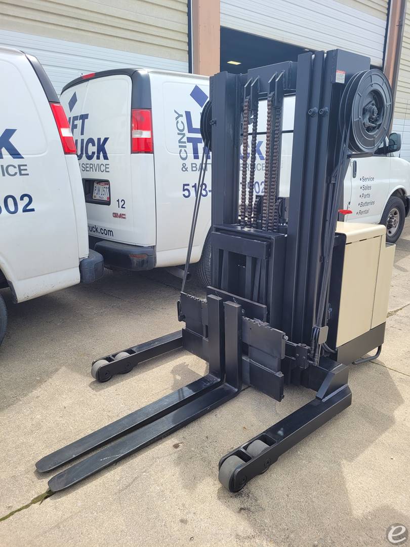 Electric Crown 30WRTT Electric Walkie Straddle Stacker