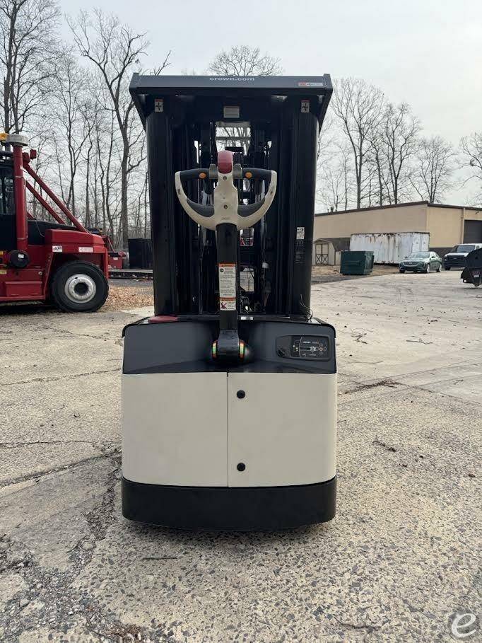 2016 Electric Crown Electric Walkie Straddle Stacker Reach | Eliftruck