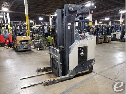 2004 Electric Crown RD5220-30 Electric Narrow Aisle Double Reach