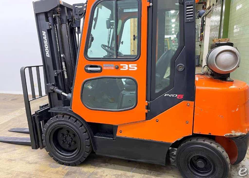 2016 LP Gas Doosan Pneumatic Tire 4 Wheel Sit Down | Eliftruck