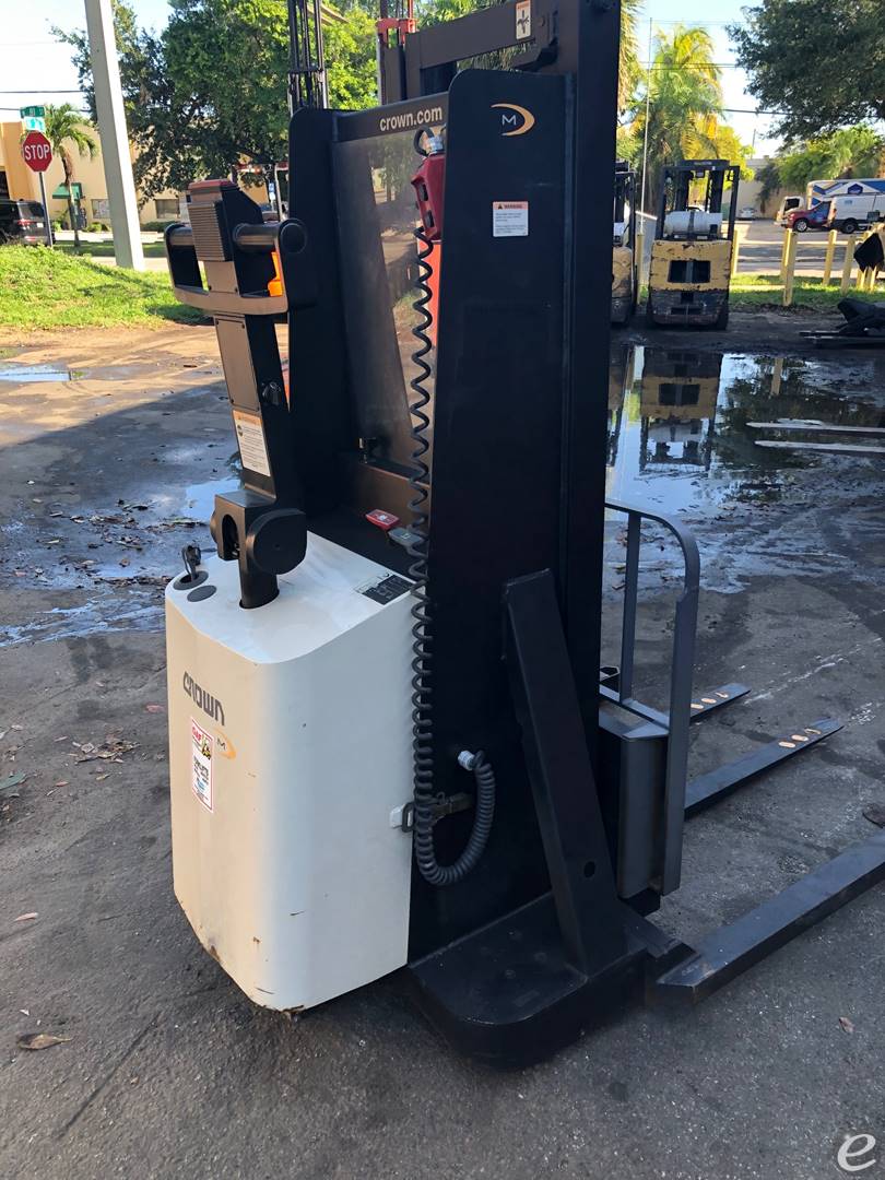 2018 Electric Crown 20MT Electric Walkie Straddle Stacker