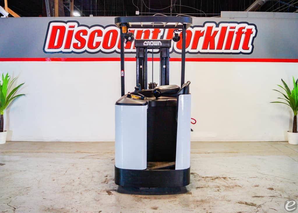 1999 Electric Crown RC3020-30 Electric Walkie Counterbalanced Stacker