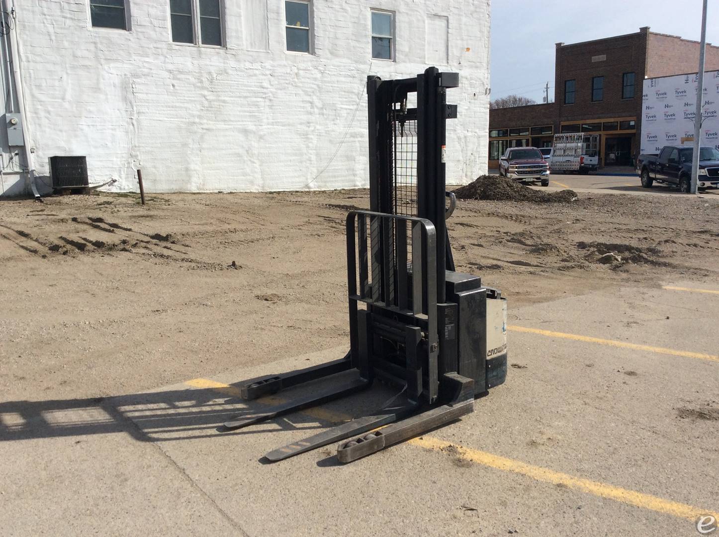 2000 Electric Crown WS2300-40TL Electric Walkie Straddle Stacker