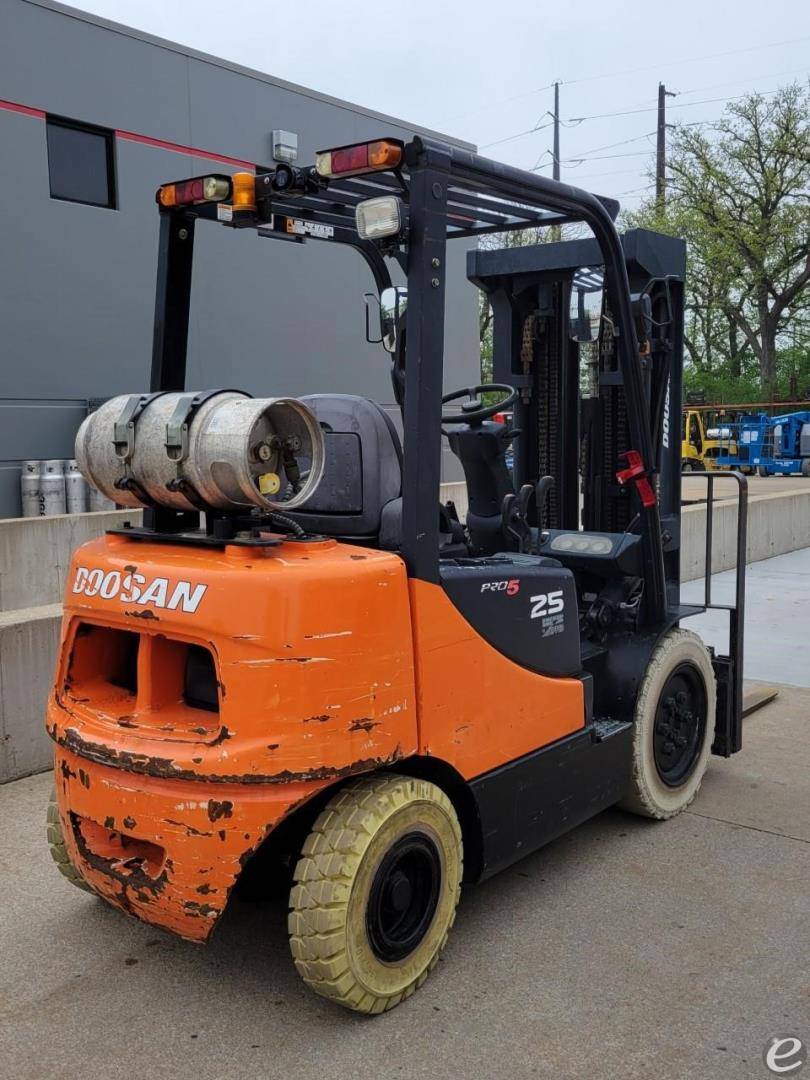 2014 Dual Fuel Doosan G25E-5 Pneumatic Tire 4 Wheel Sit Down
