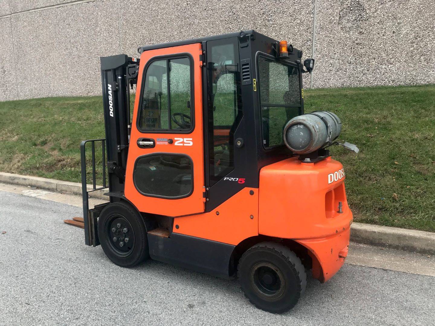 2017 LP Gas Doosan G25E-5 Pneumatic Tire 4 Wheel Sit Down