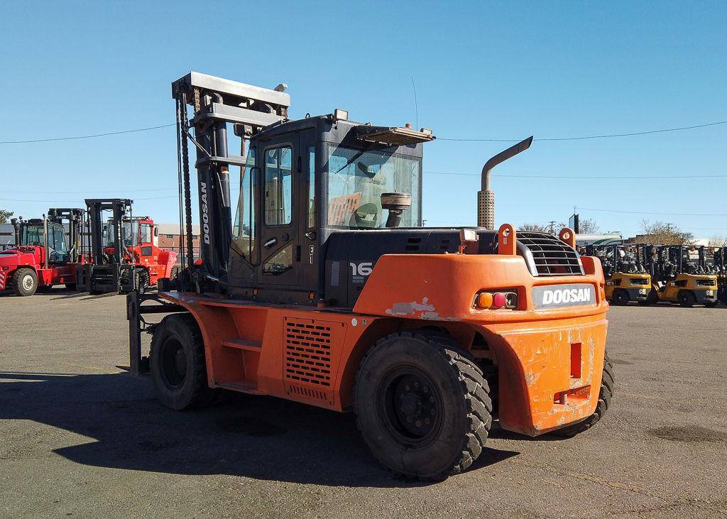 2015 Diesel Doosan D160S-5 Pneumatic Tire 4 Wheel Sit Down