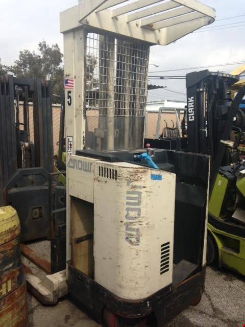 1980 Electric Crown 35RRTT Electric Narrow Aisle Single Reach