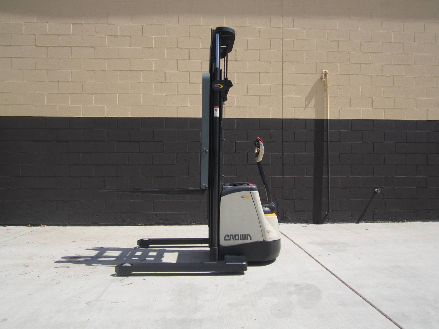 2013 Electric Crown SX3000-30 Electric Walkie Straddle Stacker