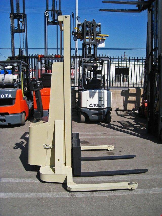 2006 Electric Crown 20MT Electric Walkie Straddle Stacker