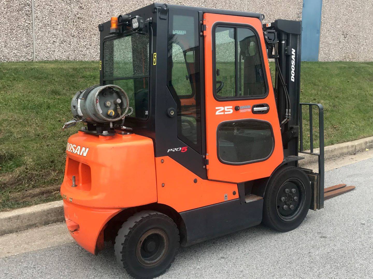 2017 LP Gas Doosan G25E-5 Pneumatic Tire 4 Wheel Sit Down