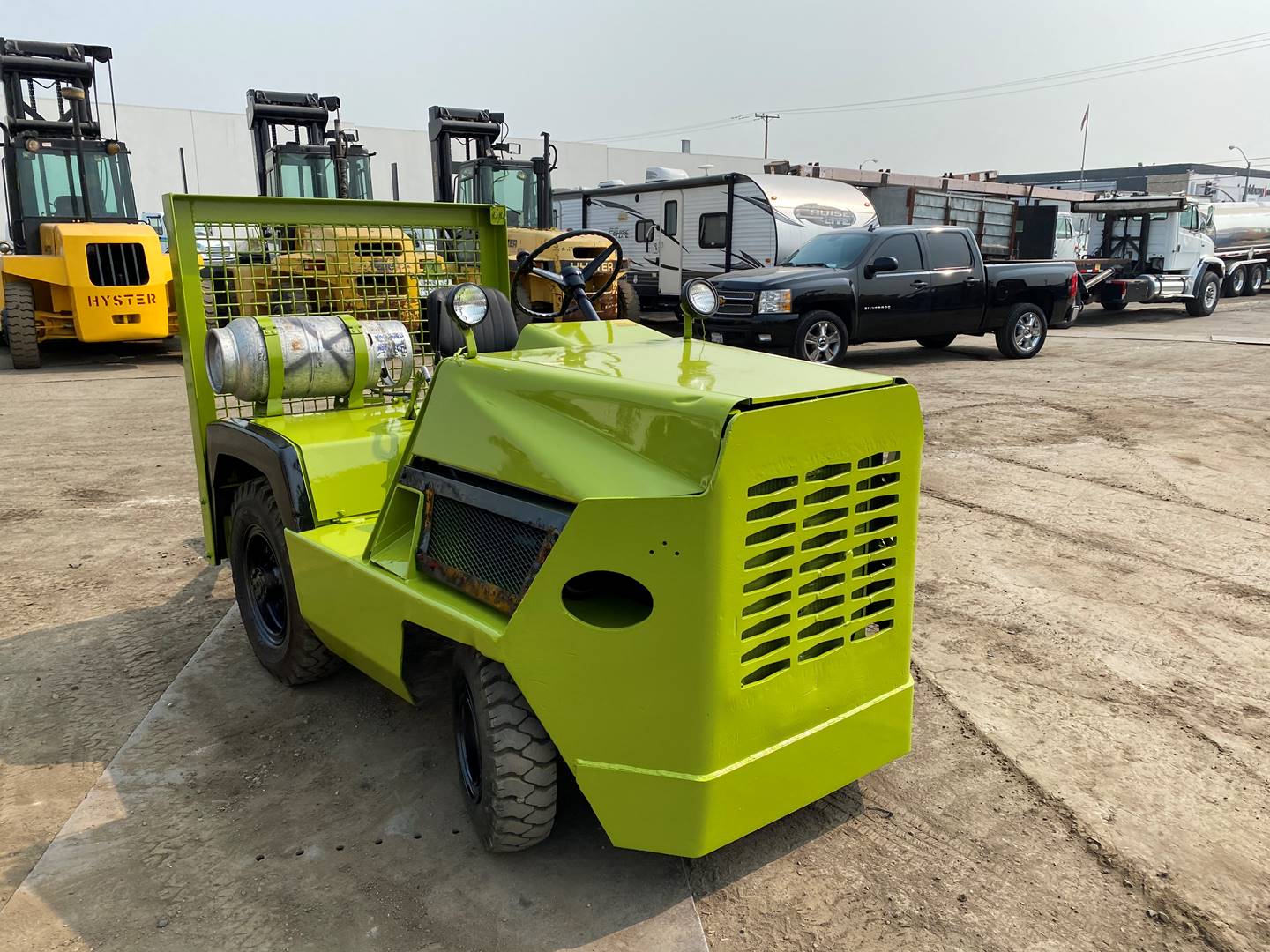 1991 LP Gas Clark Tow Tractor