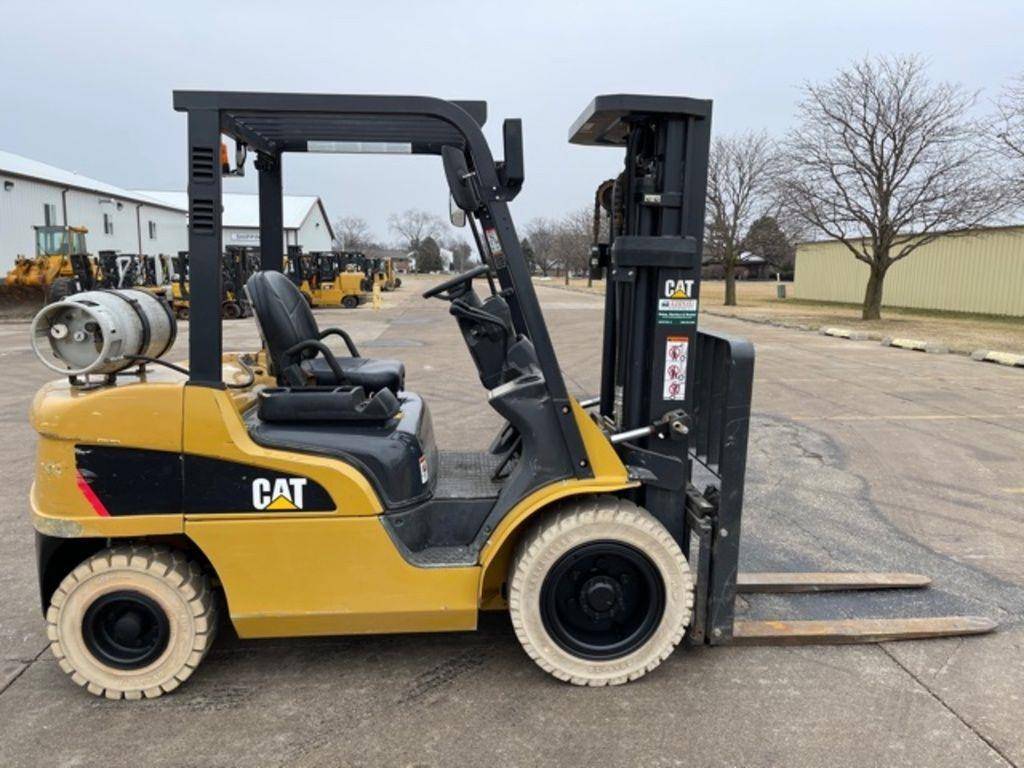 2017 Dual Fuel Cat GP30N Pneumatic Tire 4 Wheel Sit Down