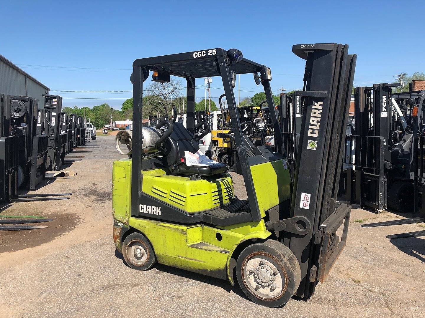 2000 LP Gas Clark CGC25-25 Cushion Tire 4 Wheel Sit Down (Indoor Warehouse)