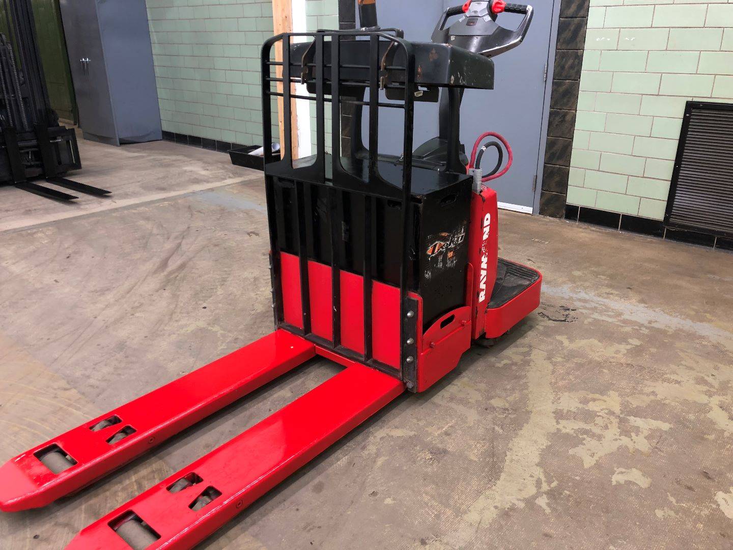 2010 Electric Raymond 8400 Electric Walkie/Rider Pallet Jack