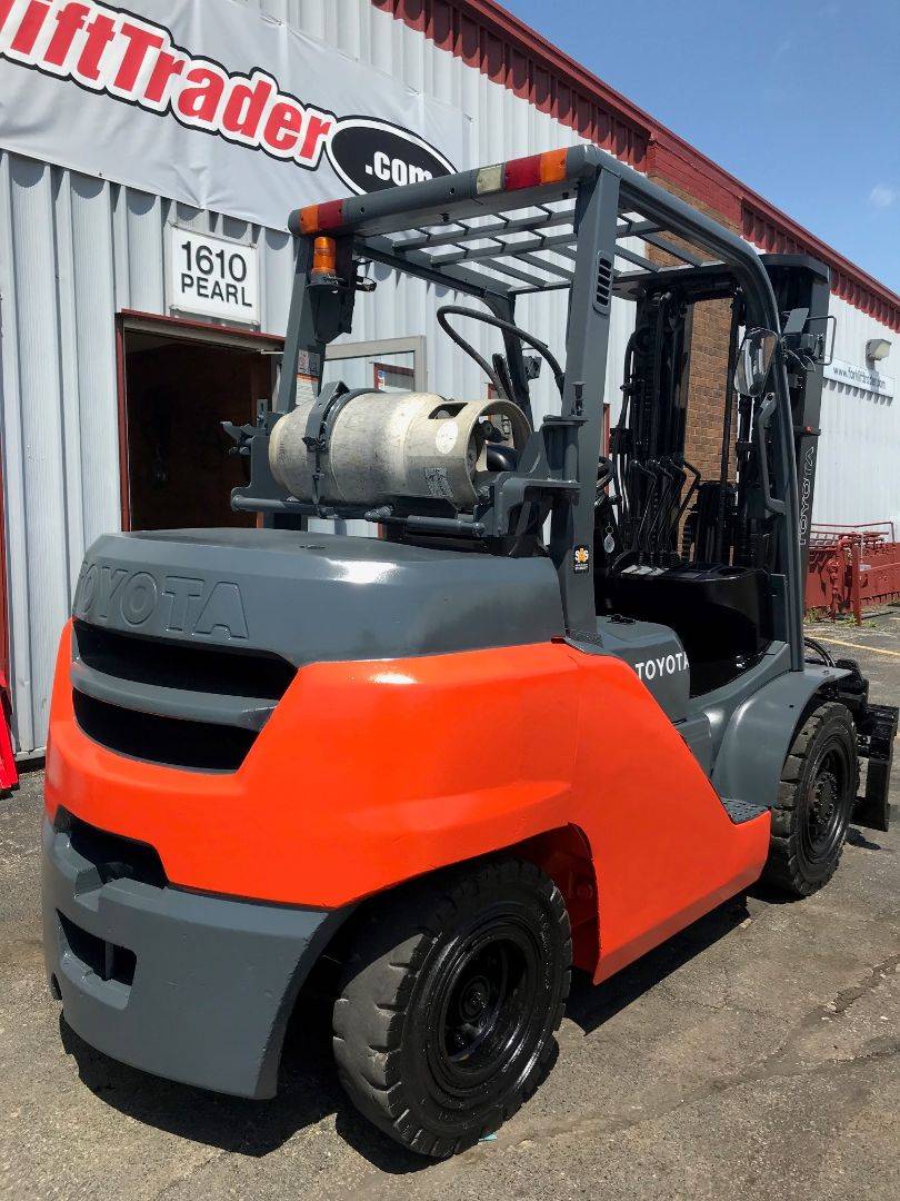 2014 LP Gas Toyota 8FG40U Pneumatic Tire 4 Wheel Sit Down