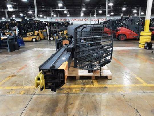 2018 Electric Crown RMD6095S-32 Electric Narrow Aisle Single Reach