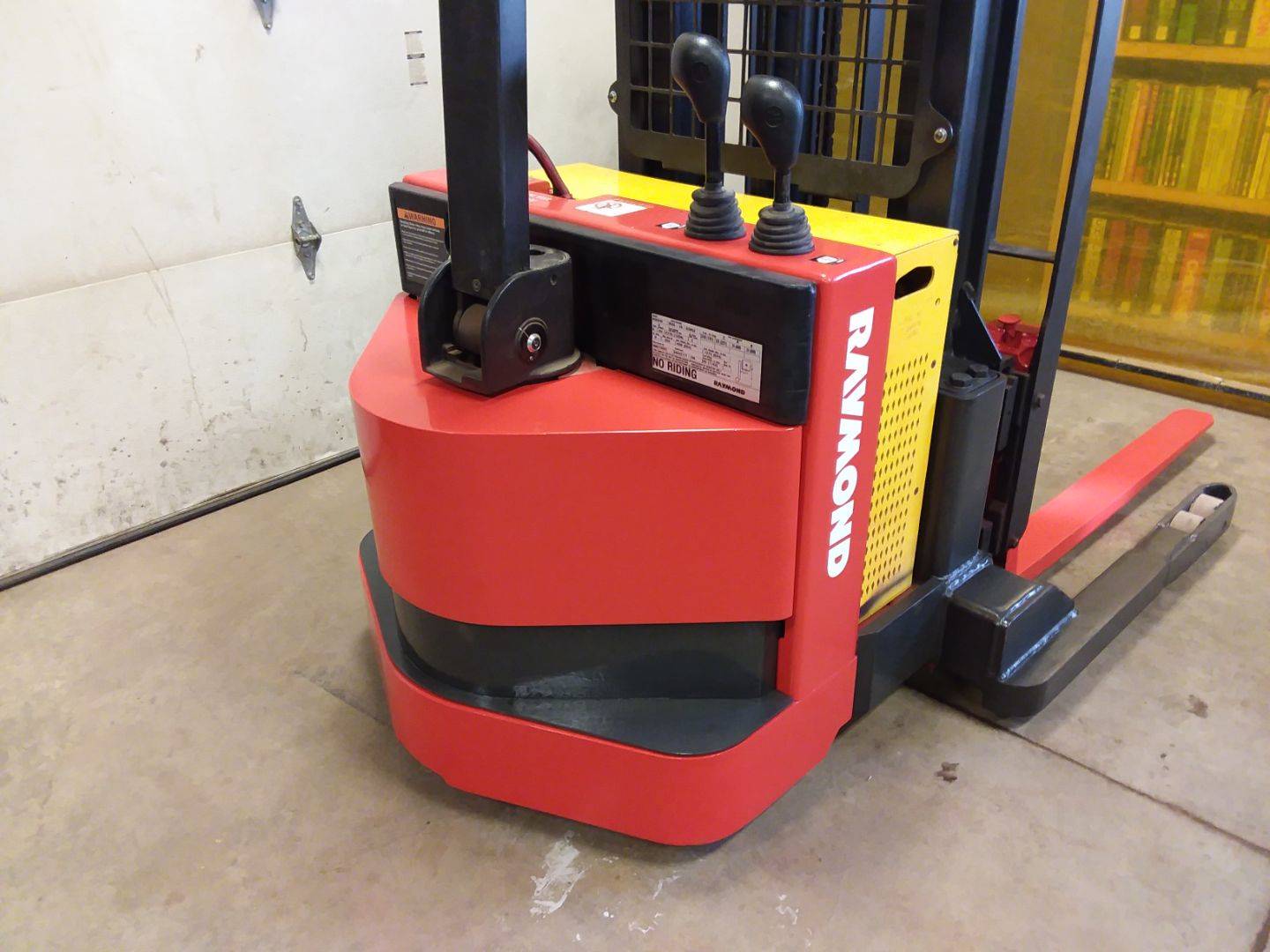 2010 Electric Raymond RSS40 Electric Walkie Straddle Stacker