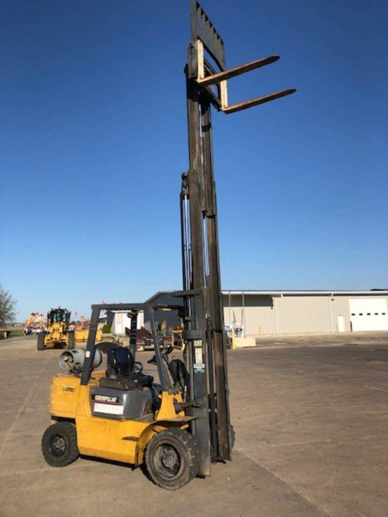 2002 LP Gas Cat GP30K Pneumatic Tire 4 Wheel Sit Down