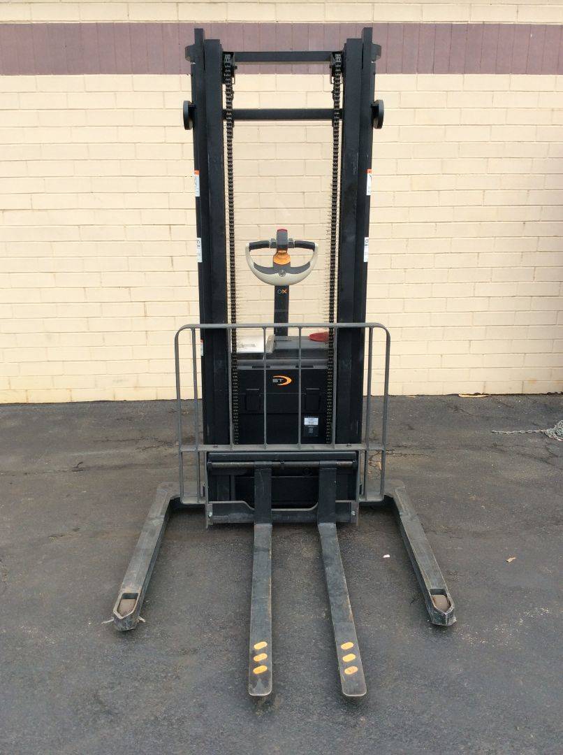 2016 Electric Crown ST3000-25 Electric Walkie Straddle Stacker