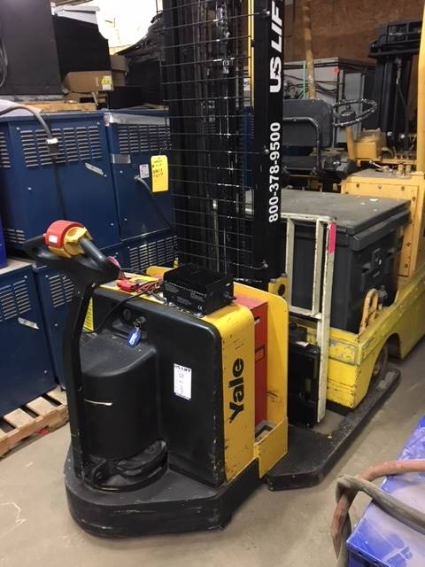 Electric Yale MSW040 Electric Walkie Straddle Stacker