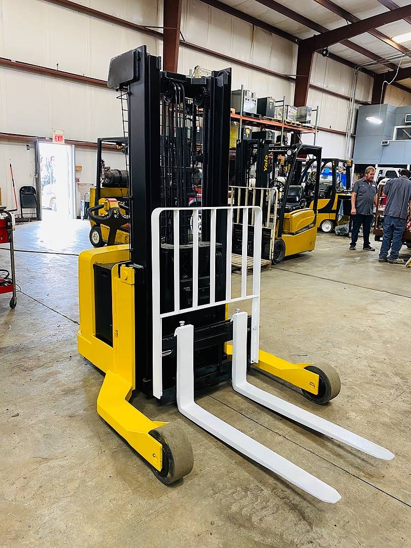 2013 Electric Yale MRW030 Electric Walkie Straddle Stacker Reach