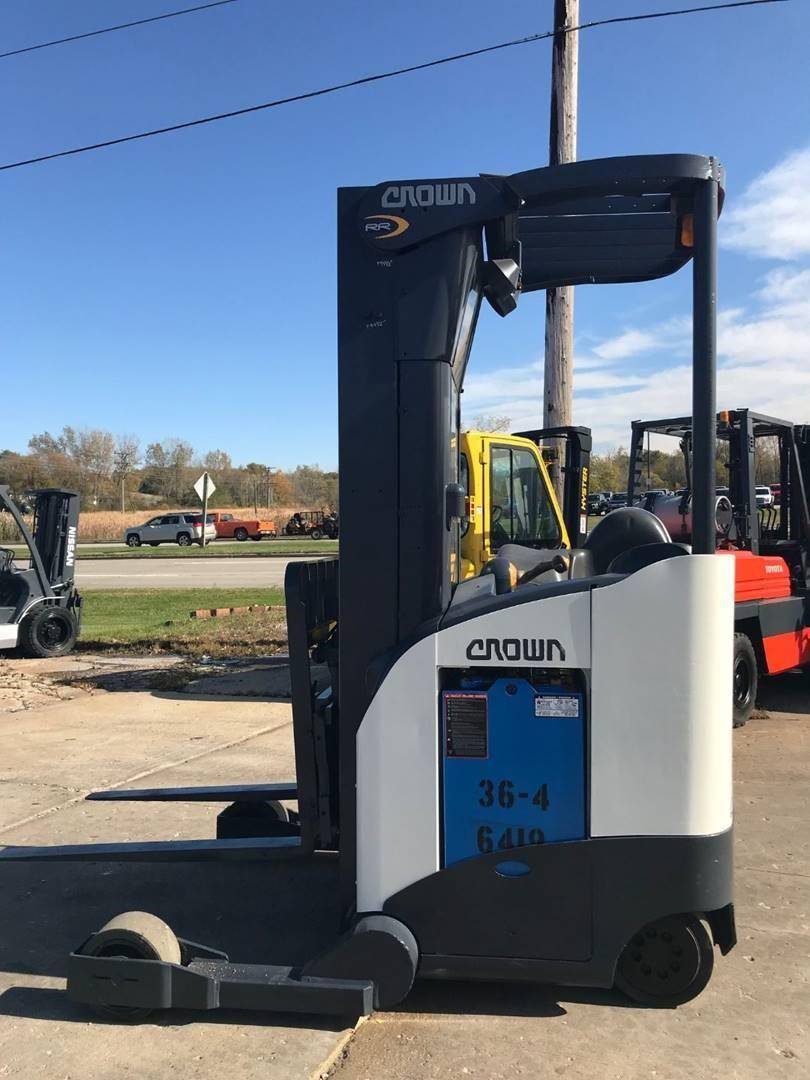 2004 Electric Crown RR5220-45 Electric Narrow Aisle Single Reach