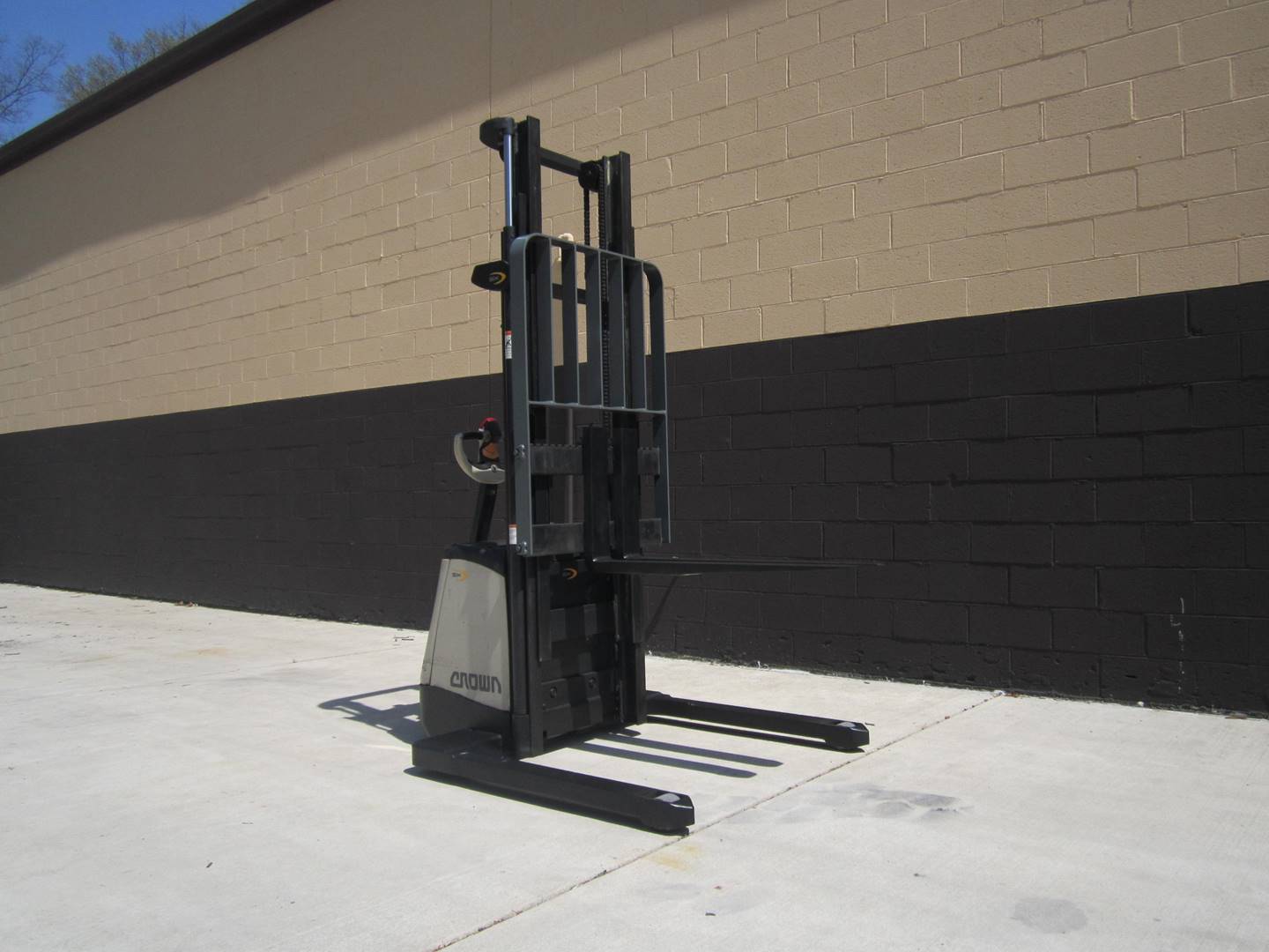 2013 Electric Crown SX3000-30 Electric Walkie Straddle Stacker