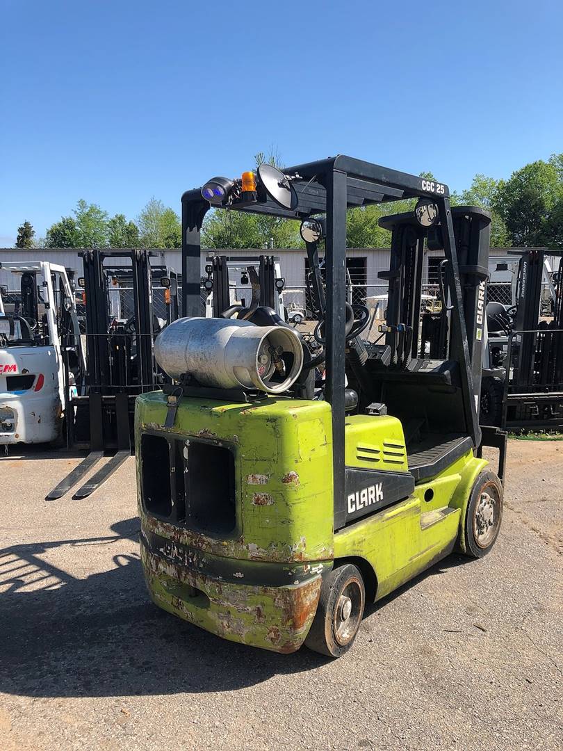 2000 LP Gas Clark CGC25-25 Cushion Tire 4 Wheel Sit Down (Indoor Warehouse)