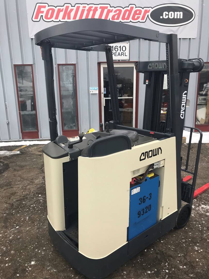 LP Gas Crown RC3020-40 Electric Narrow Aisle Single Reach