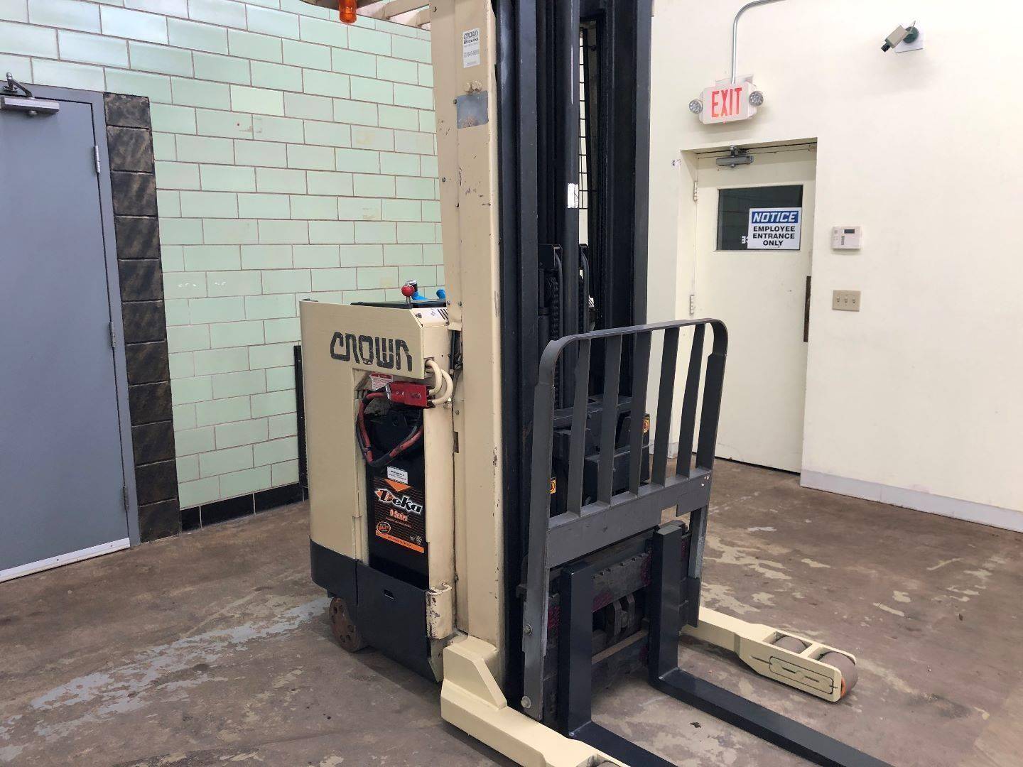 2007 Electric Crown 35RRTT Electric Narrow Aisle Single Reach