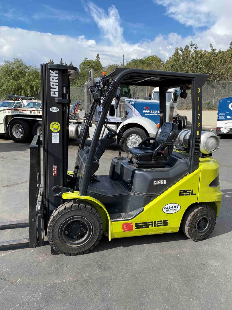 2019 LP Gas Clark S25L Pneumatic Tire 4 Wheel Sit Down