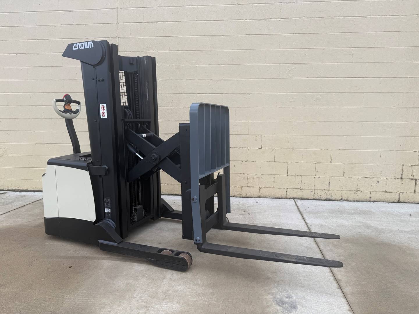 2011 Electric Crown Electric Walkie Straddle Stacker Reach | Eliftruck