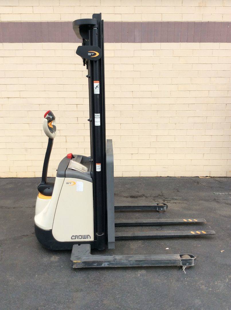 2016 Electric Crown ST3000-25 Electric Walkie Straddle Stacker